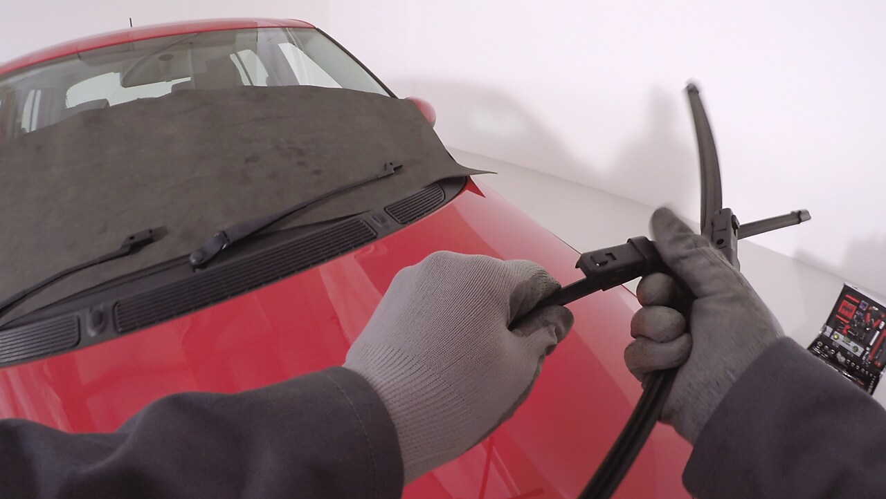 How to change windscreen wiper blades | Shell Mauritius
