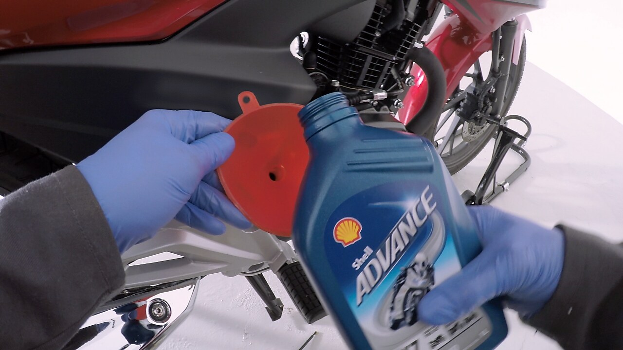 How to do an oil change on a motorcycle | Shell Mauritius